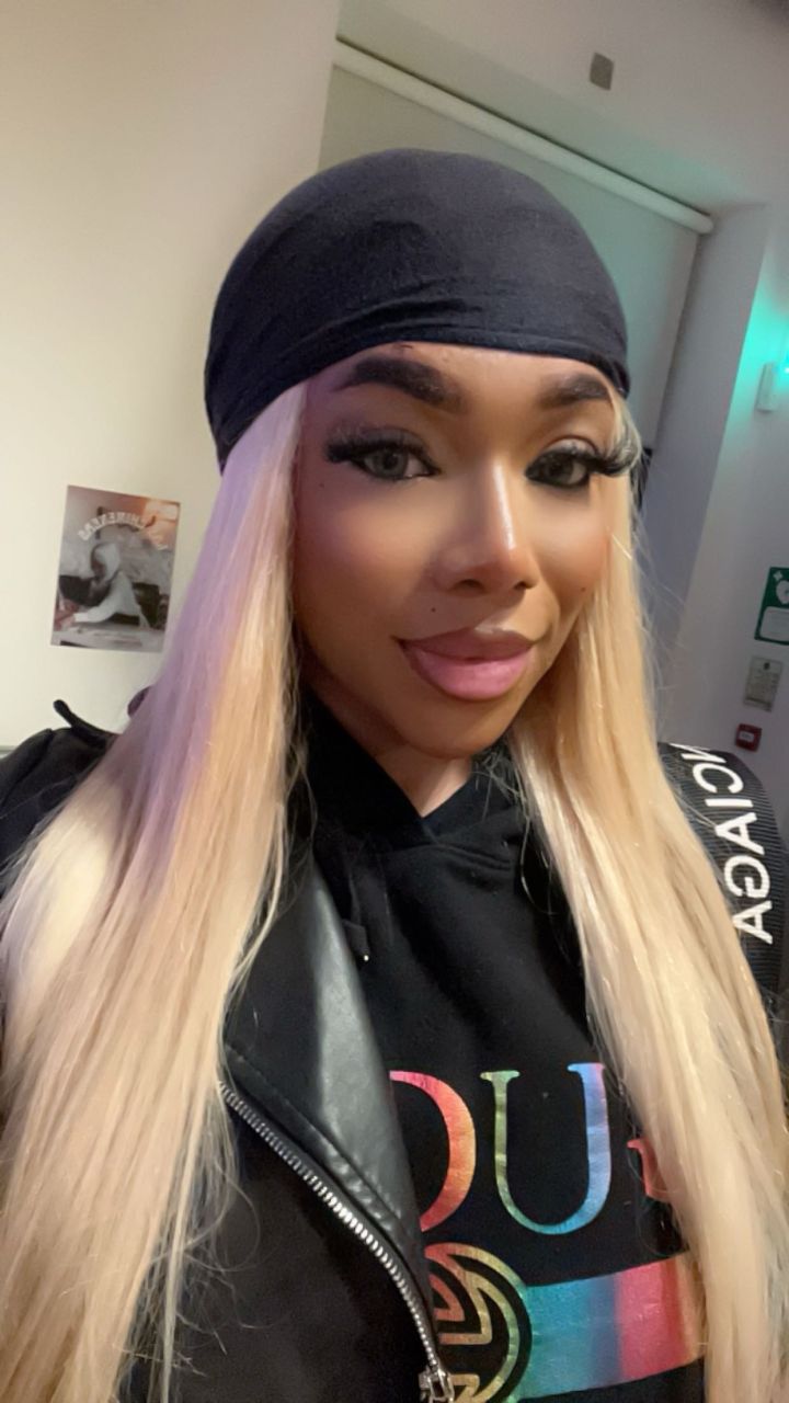 Professional Cuddler in London, England | QueenParis